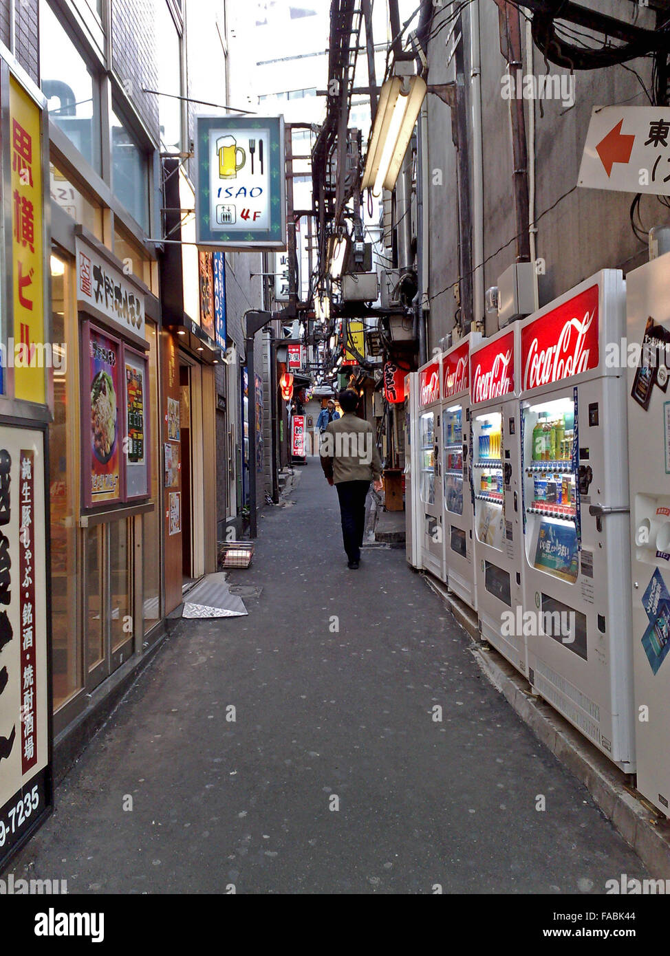 Tokyo vending machines in an alleyway Stock Photo - Alamy