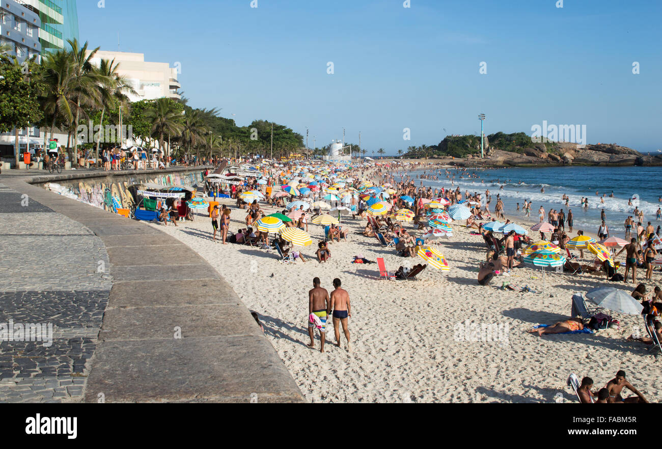 Ipanema Beach and Arpoador stone, Rio de Janeiro Stock Photo - Alamy