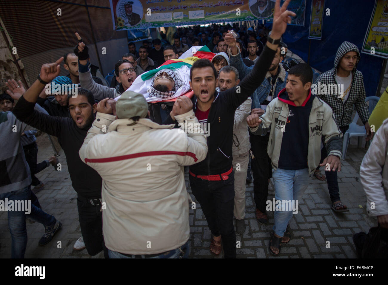 Gaza. 26th Dec, 2015. Mourners carry the body of Palestinian Hani ...