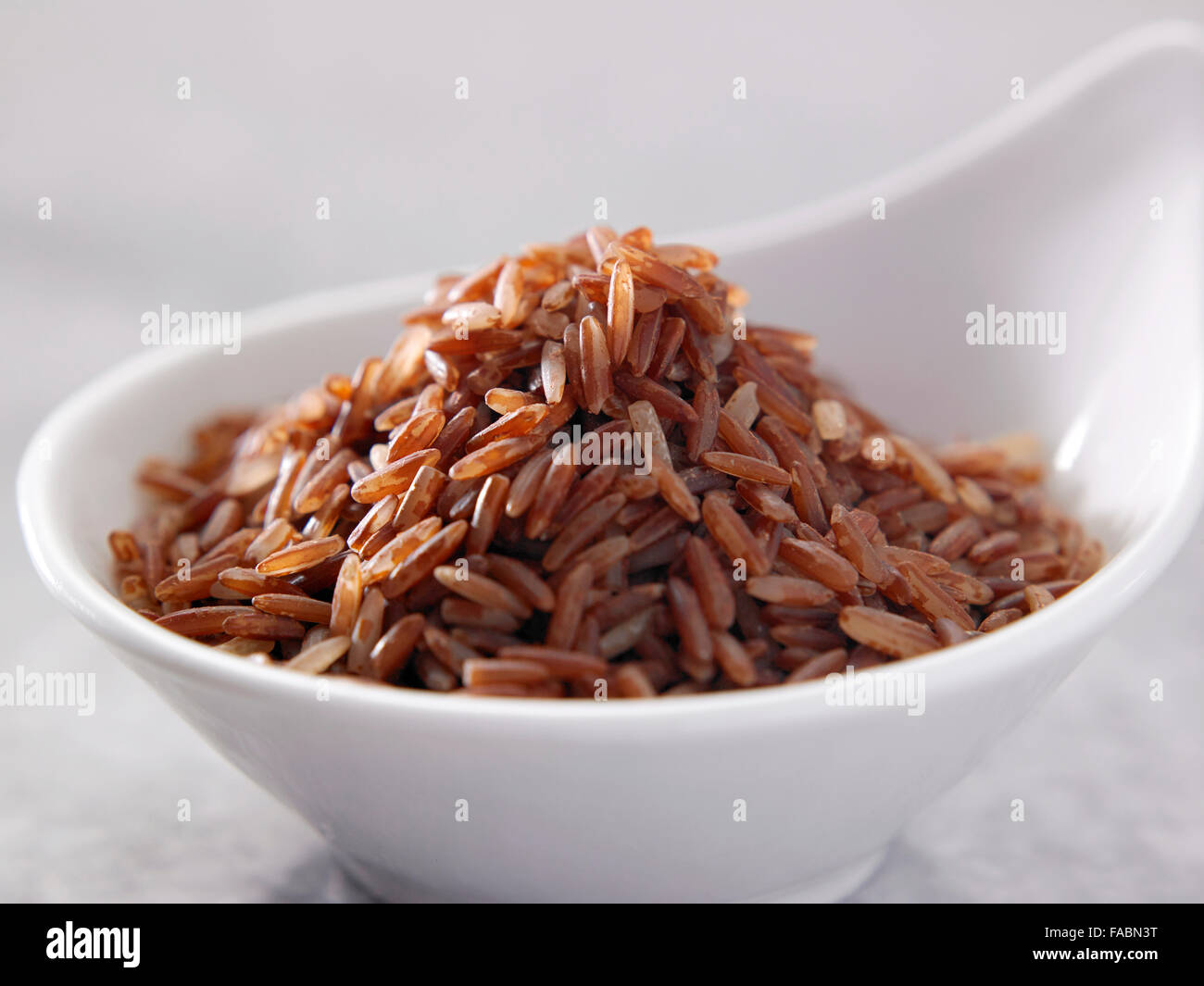 bowl of uncook brown rice Stock Photo - Alamy