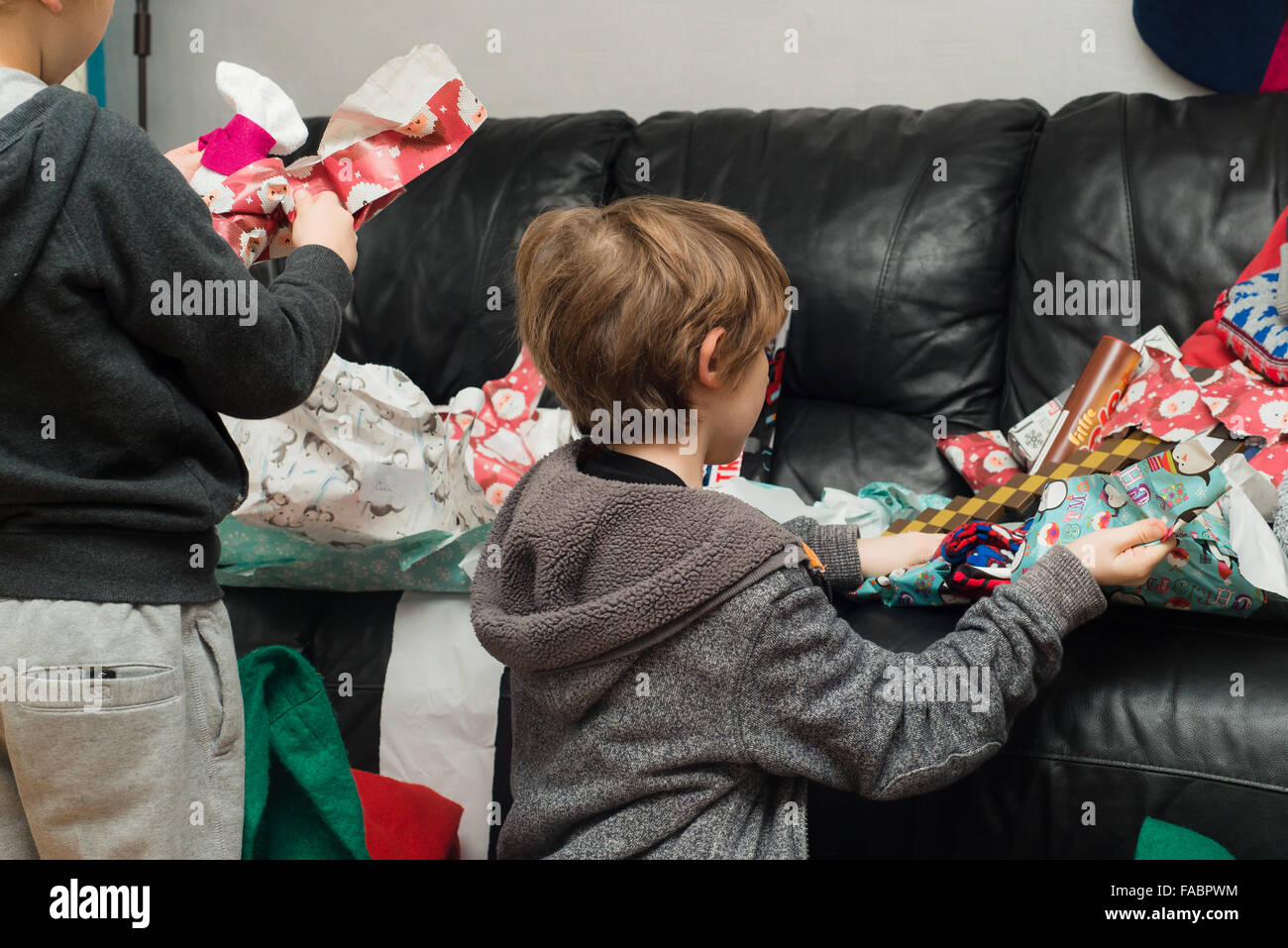 Unwrapping presents christmas hi-res stock photography and images - Alamy
