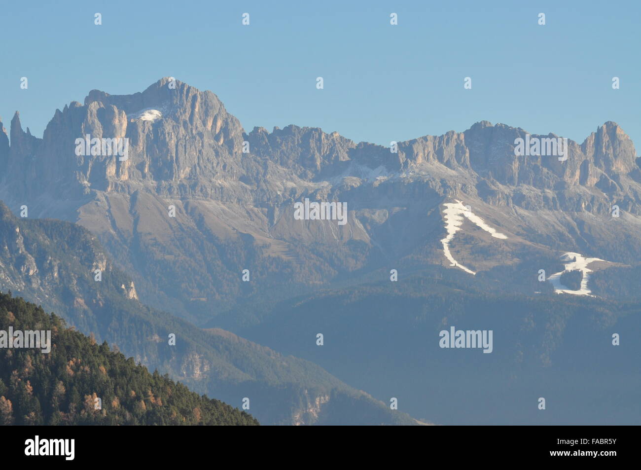 Le piste di Carezza sul Catinaccio innevate artificialmente Stock Photo ...