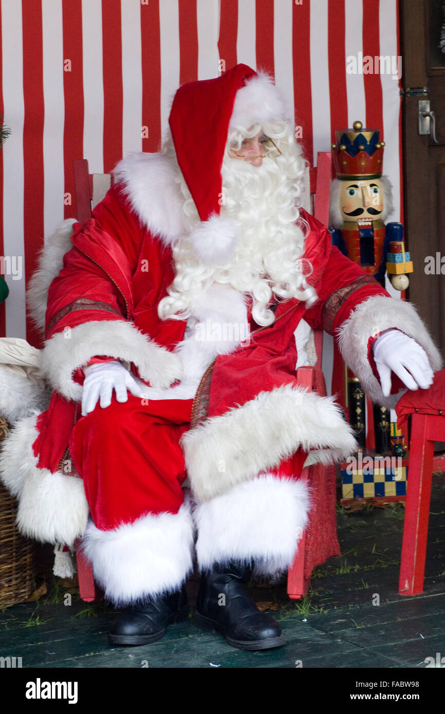 Father christmas display window hi-res stock photography and images - Alamy