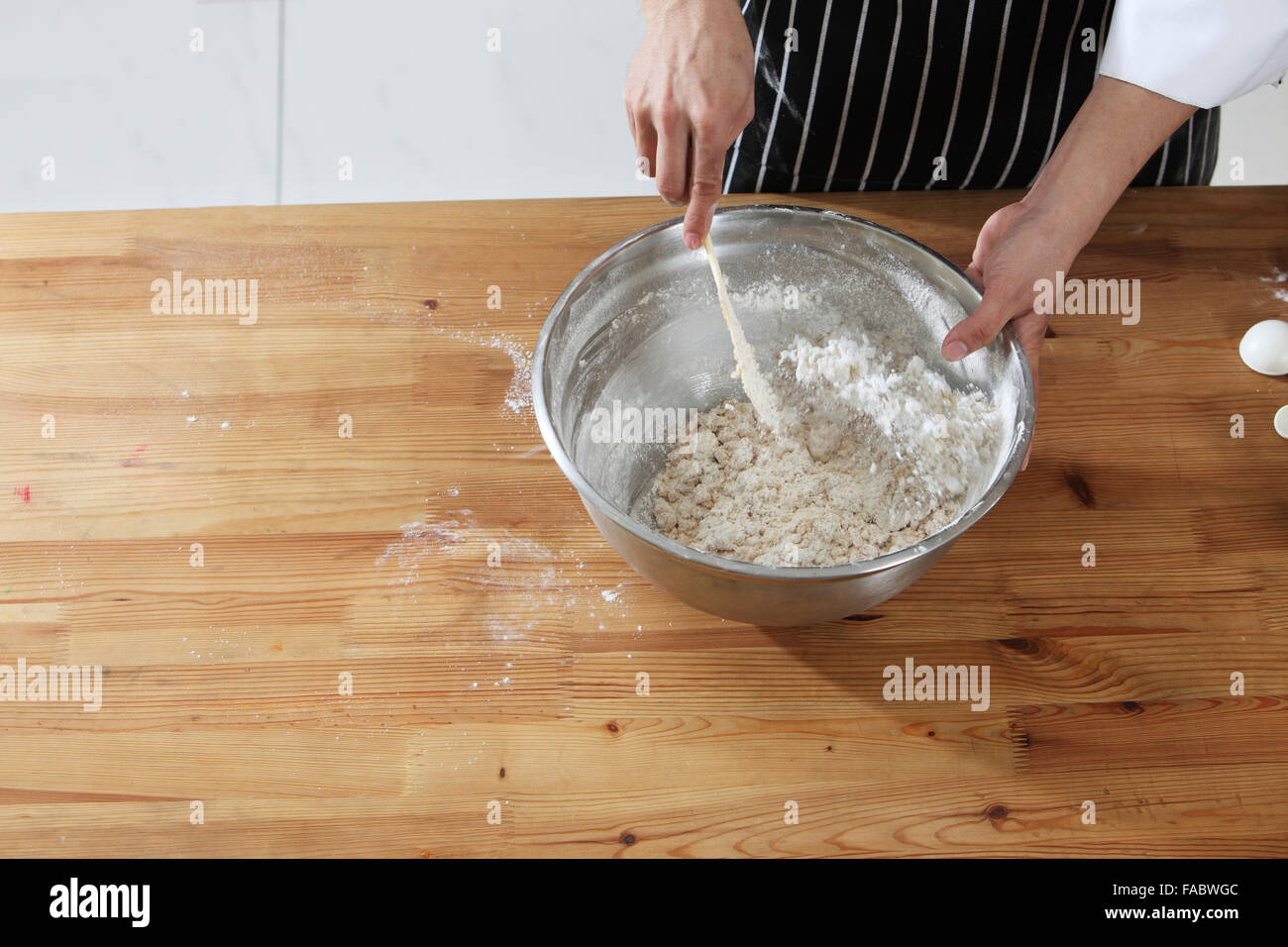 mixing the flour in the bowl Stock Photo - Alamy
