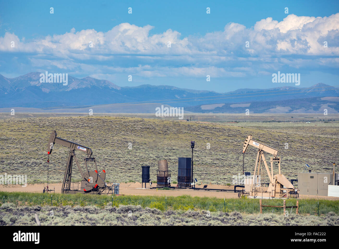 Remote oil well site hi-res stock photography and images - Alamy