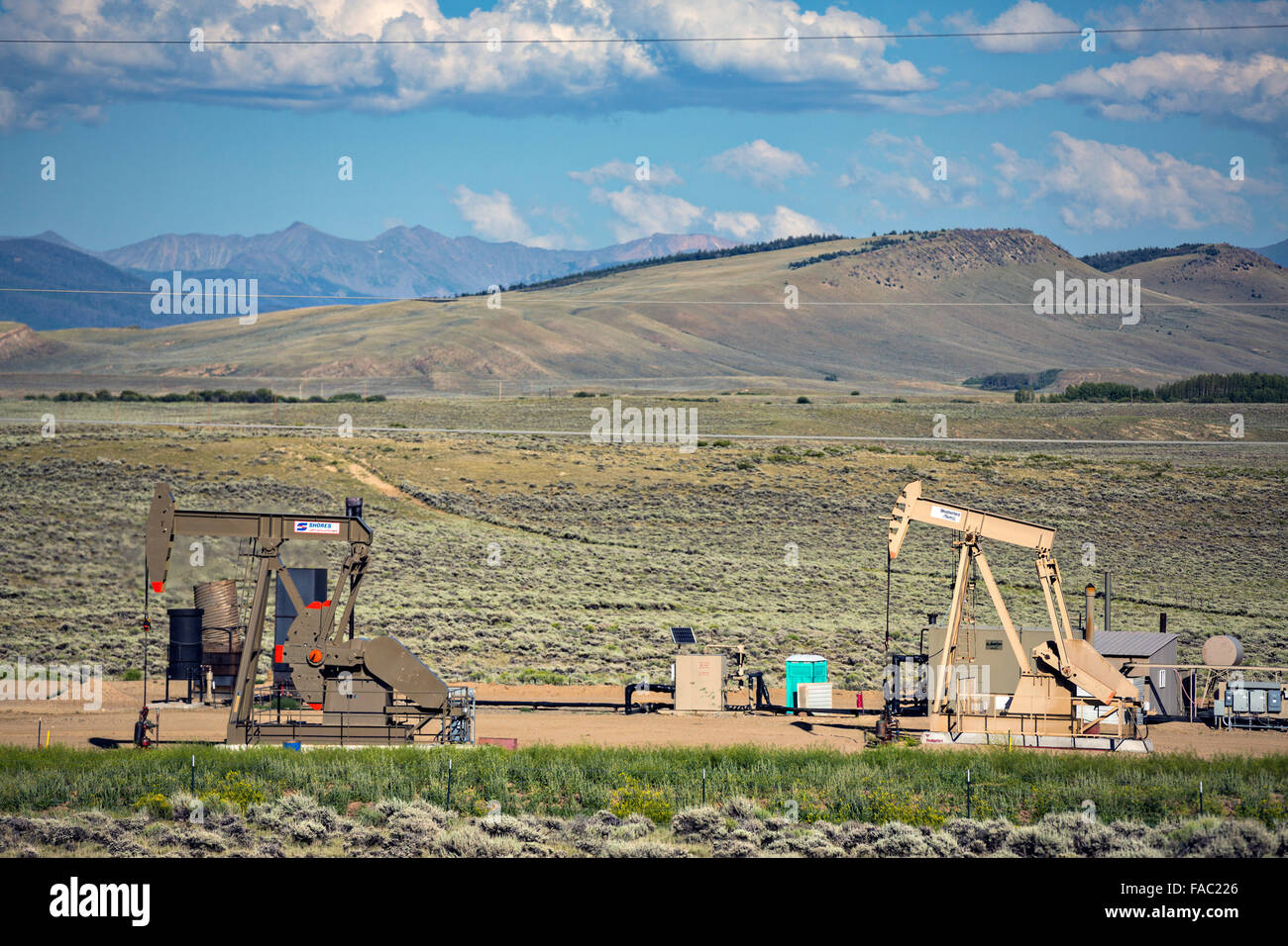 Remote oil well site hi-res stock photography and images - Alamy