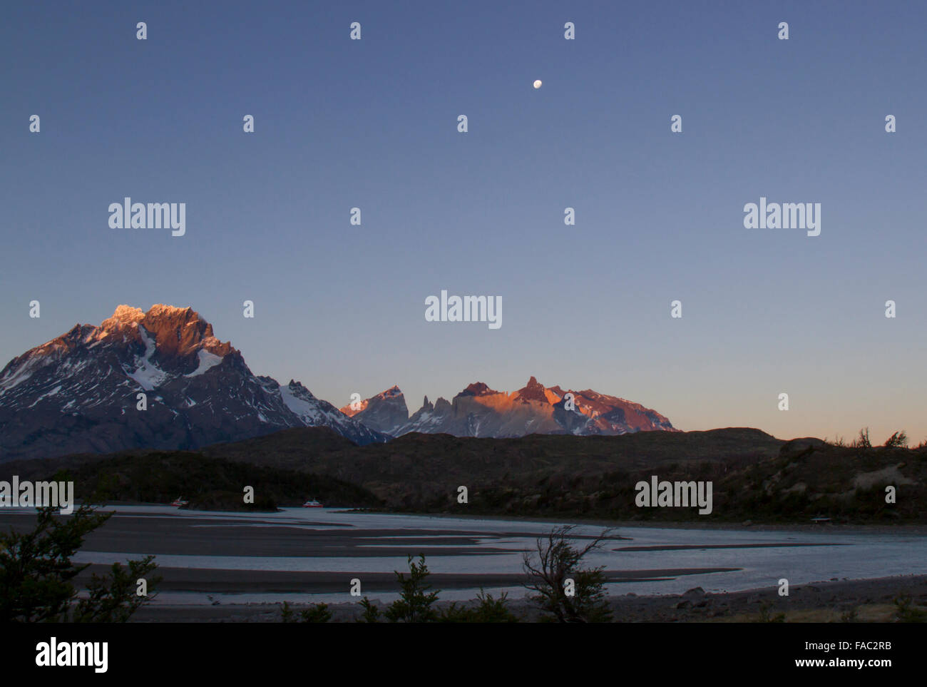 Moonlight lake shore night hi-res stock photography and images - Alamy