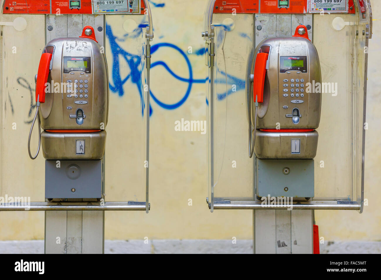 Italy phone booth hi-res stock photography and images - Alamy