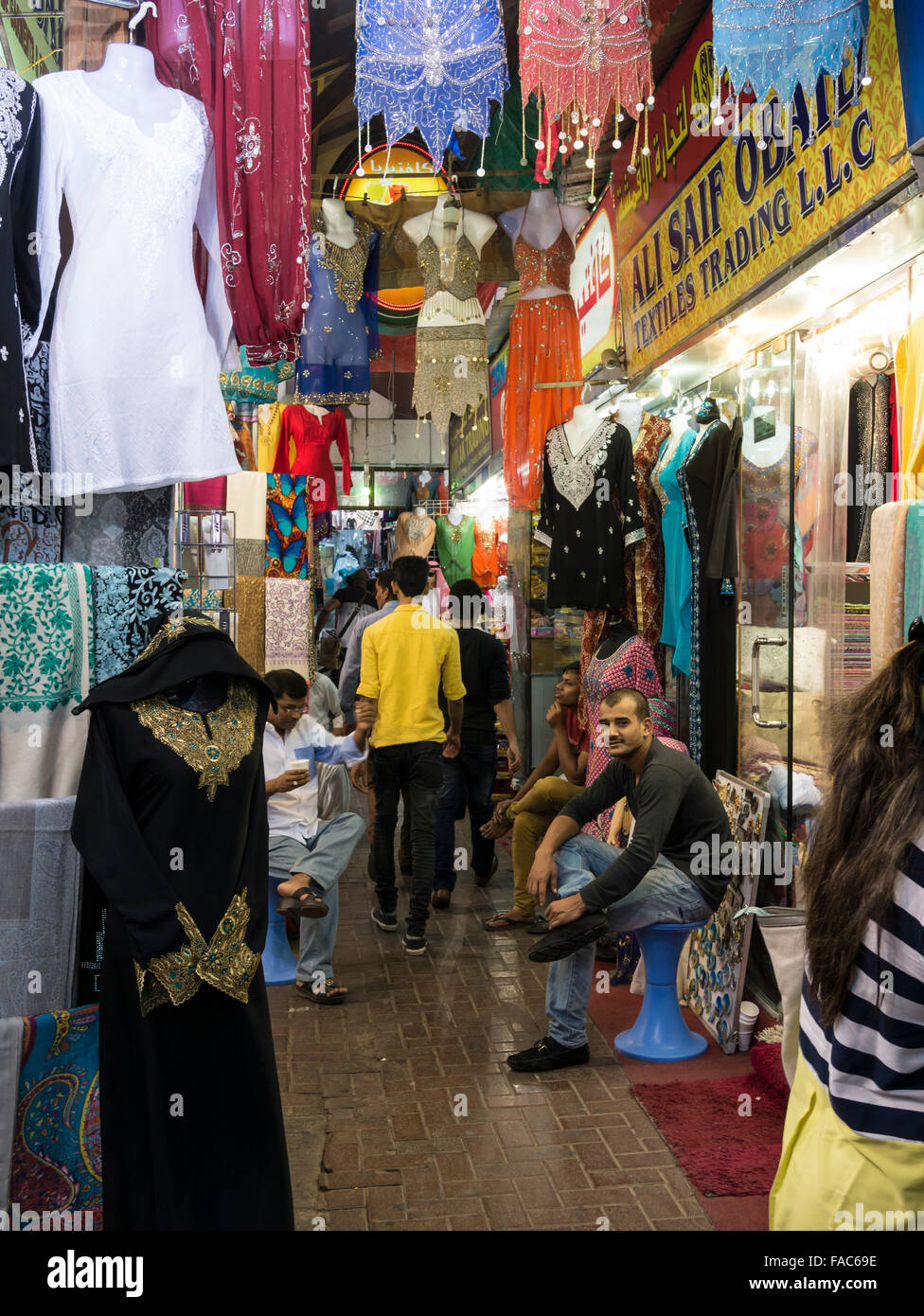 Dubai textile souk (market Stock Photo - Alamy