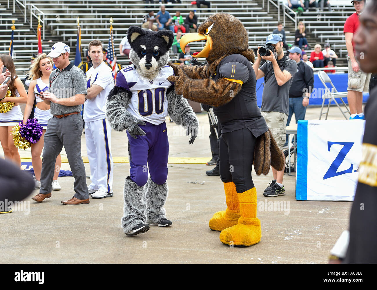 Dallas Texas, USA. 26th Dec, 2015. Washington Husky and Southern Miss ...