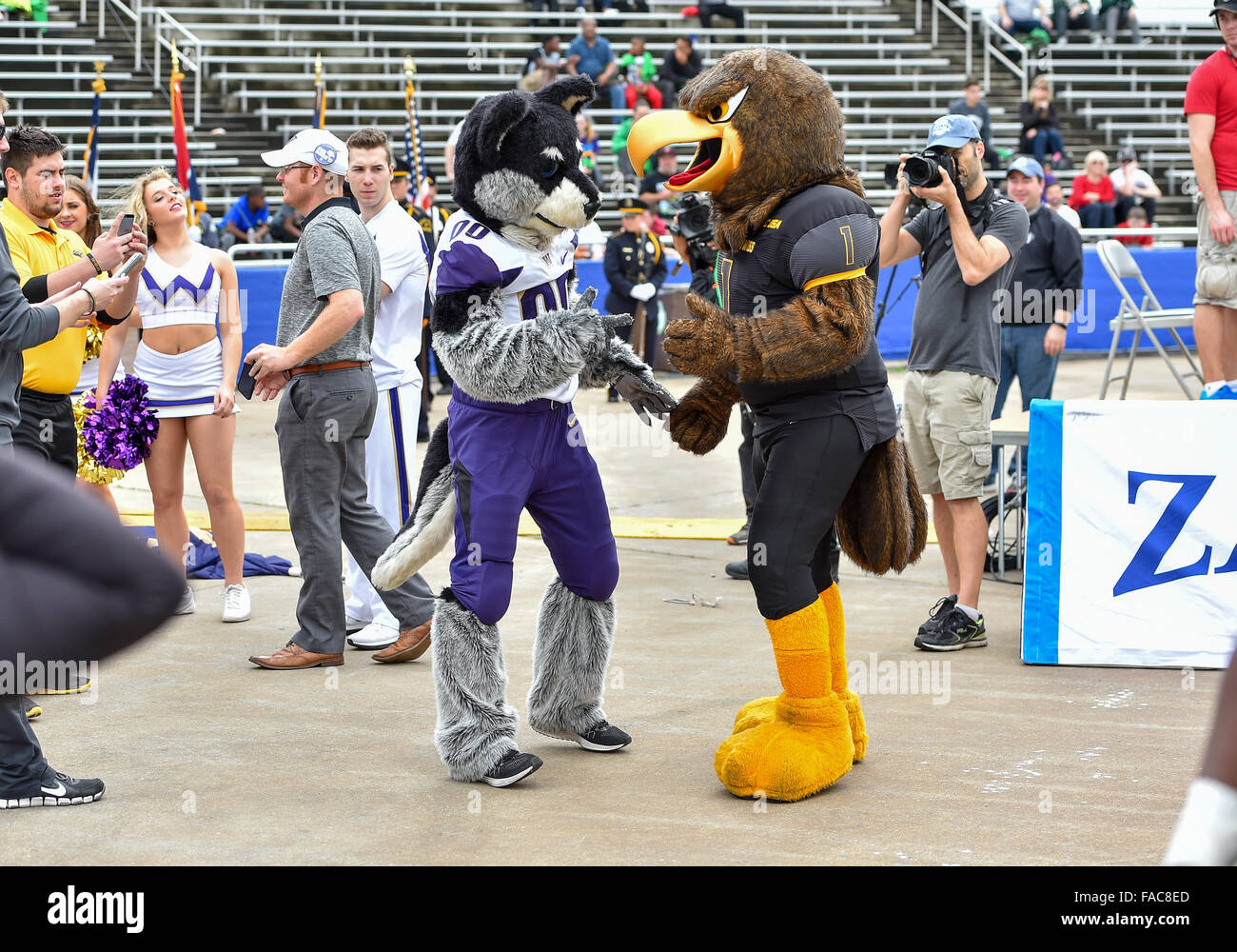 Dallas Texas, USA. 26th Dec, 2015. Washington Husky and Southern Miss ...