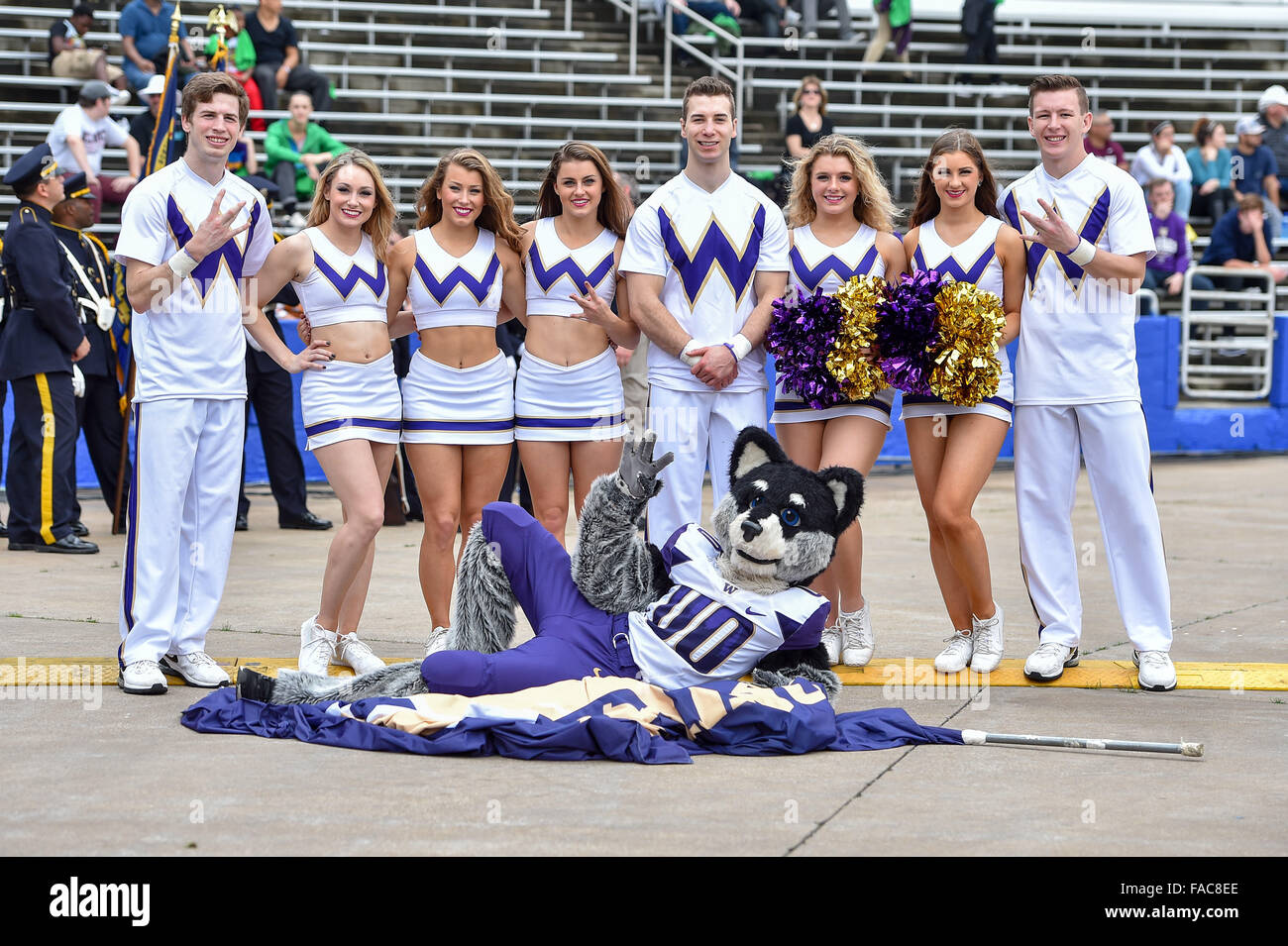 Washington huskies cheerleaders hi-res stock photography and images - Alamy