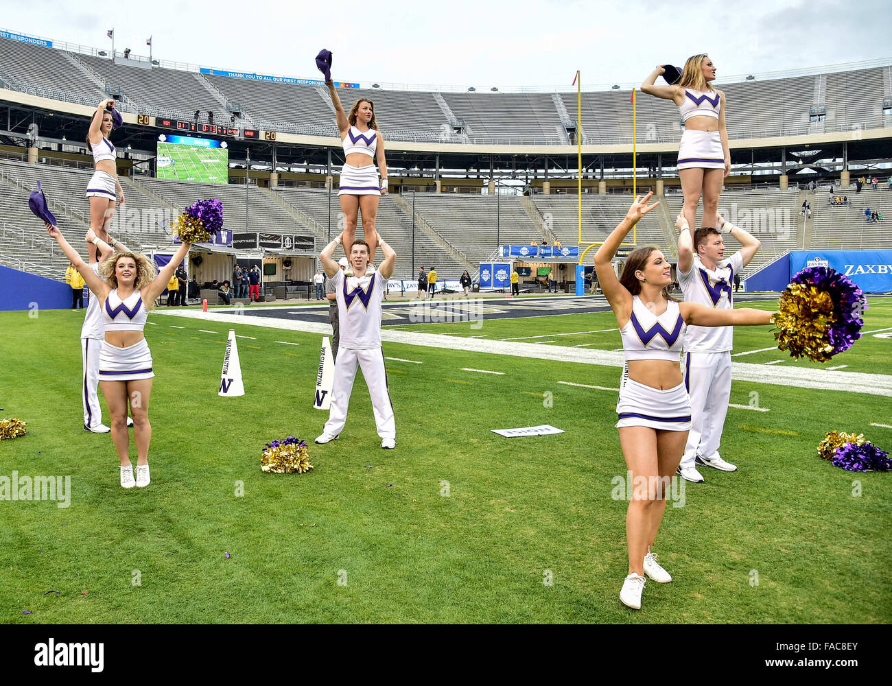 Washington huskies cheerleaders hi-res stock photography and images - Alamy