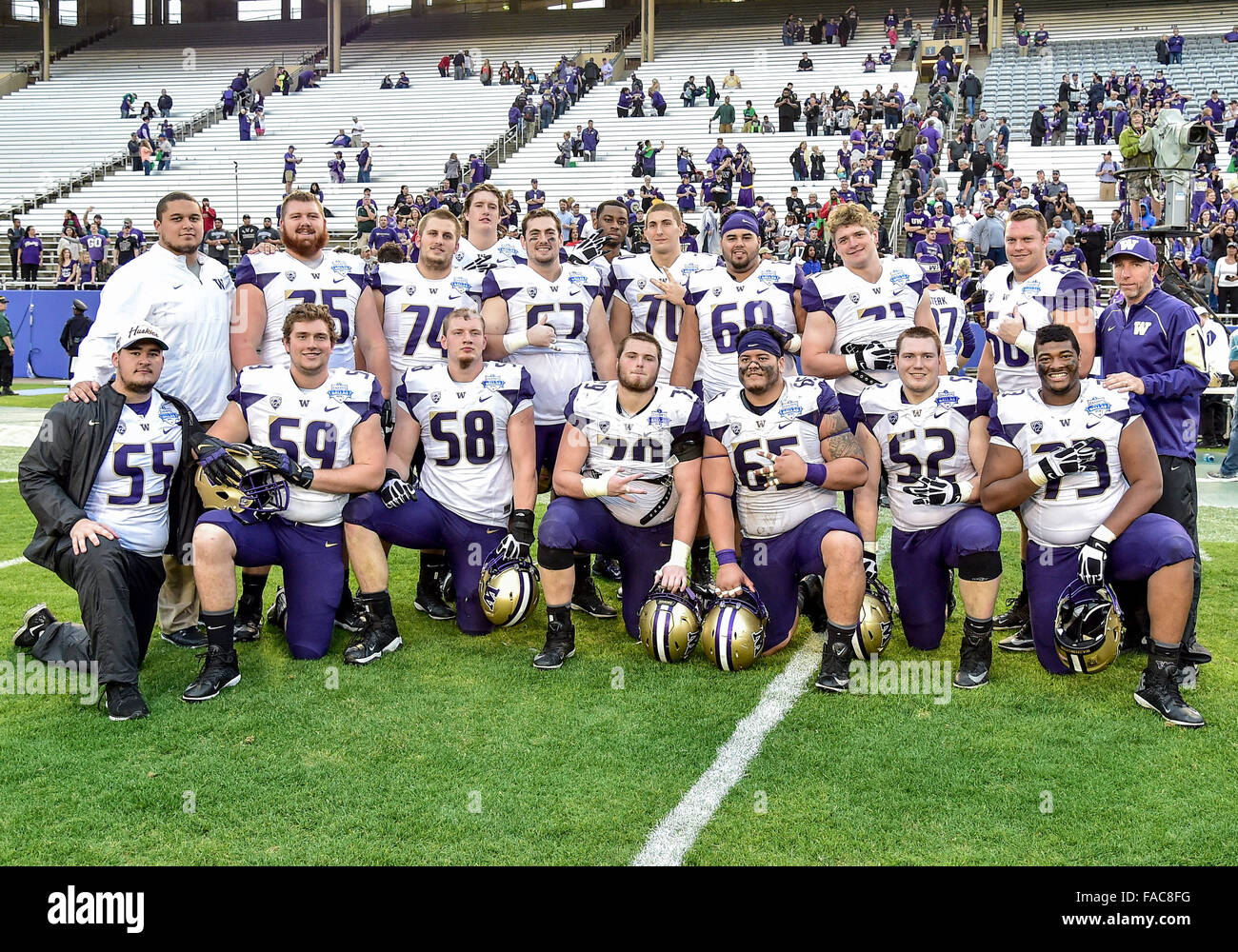 Eagles offensive line hi-res stock photography and images - Alamy