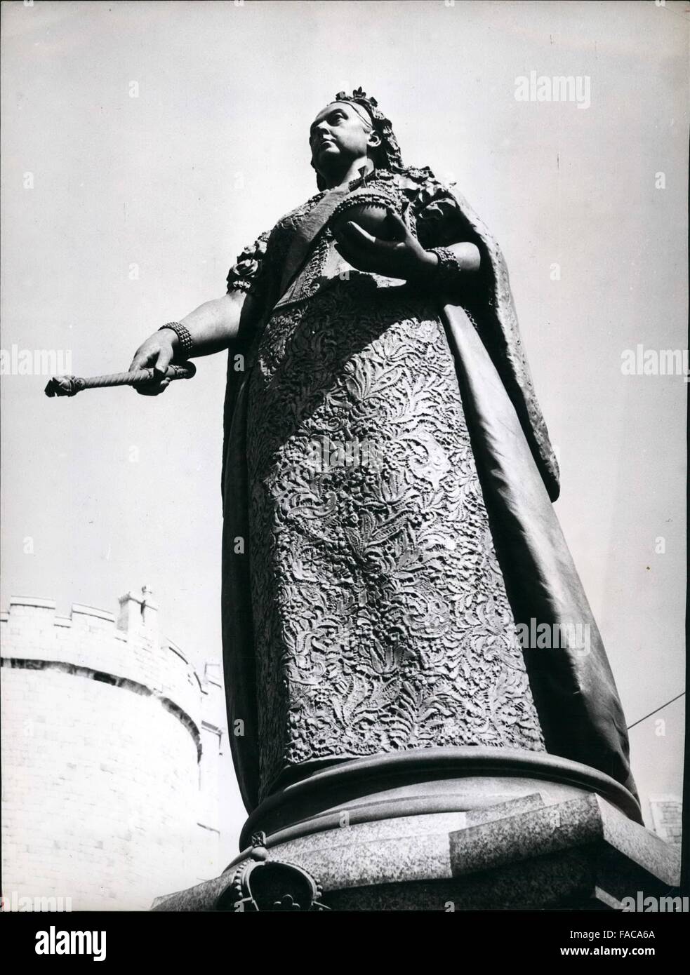1972 - The famous statue of Queen Victoria holding scepter and orb ...