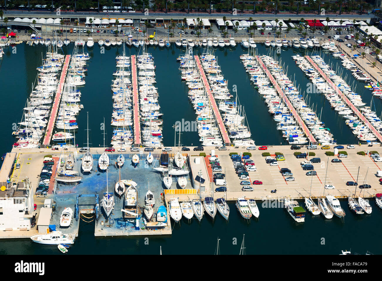 Barcelona spain boat docked dock hi-res stock photography and images ...