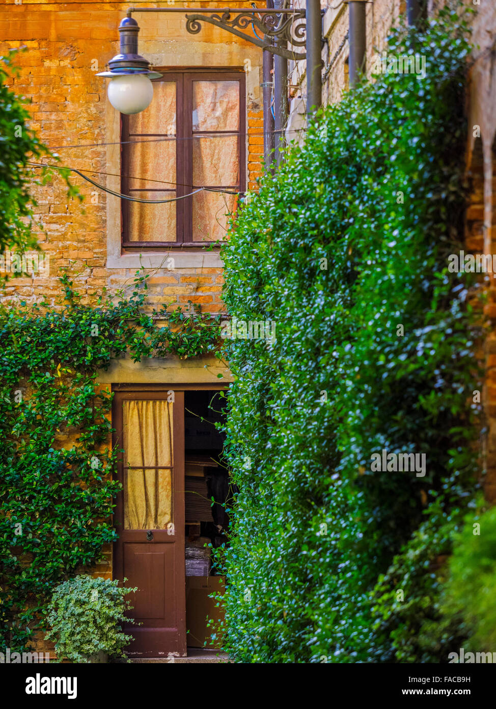 Quaint alley in the Giudecca side of Venice, Italy Stock Photo - Alamy
