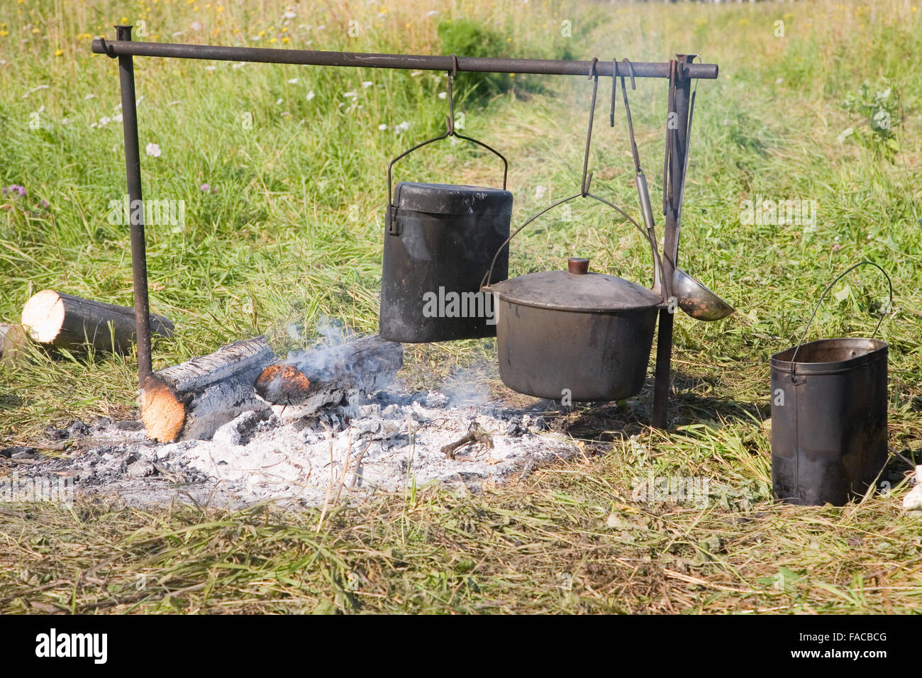 Cooking on an open fire Stock Photo - Alamy