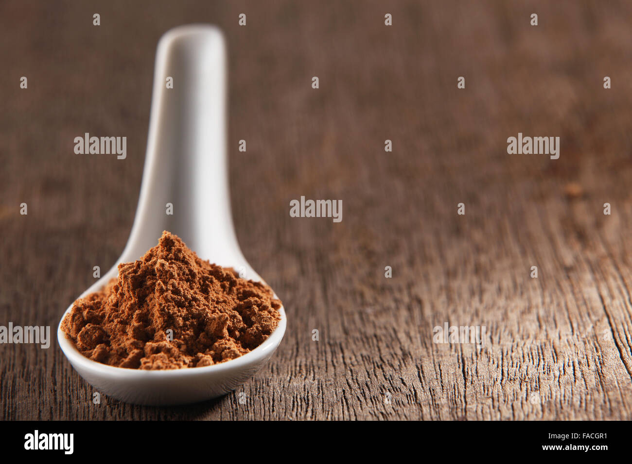 spoon of the cinnamon powder Stock Photo - Alamy