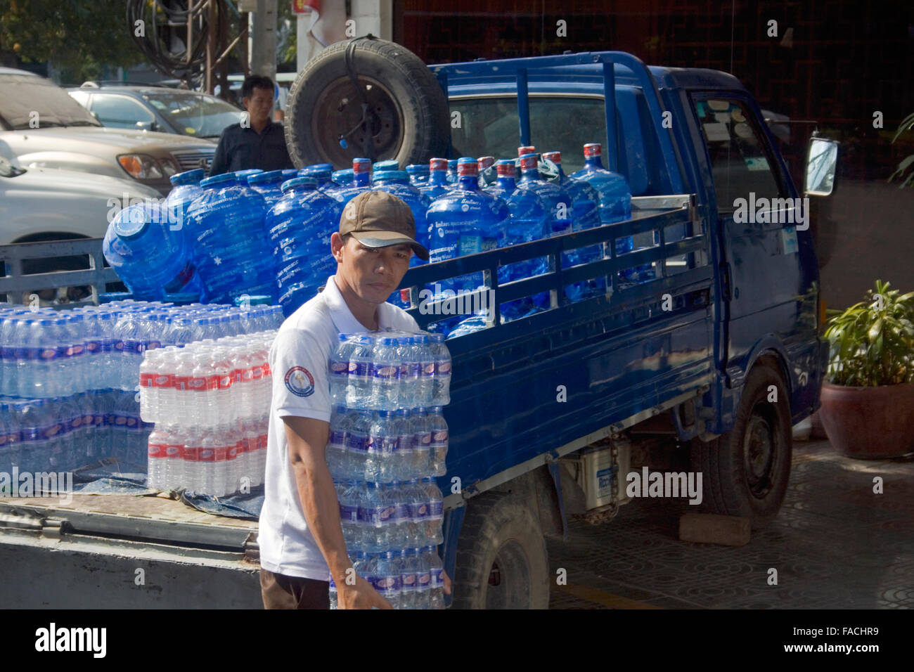 Water delivery delivering truck hi-res stock photography and images - Alamy
