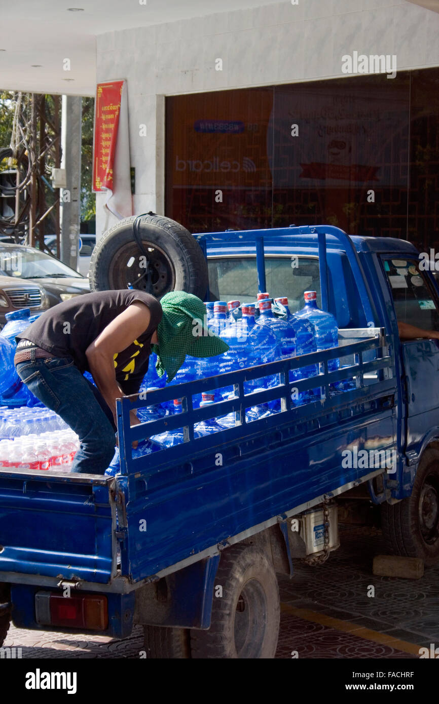 Outside unloading hi-res stock photography and images - Alamy