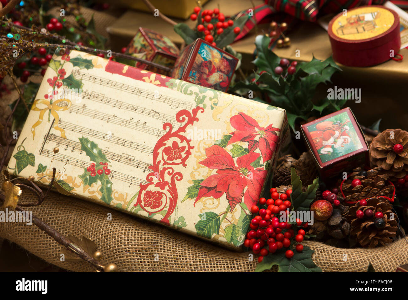 Christmas presents pile hi-res stock photography and images - Alamy