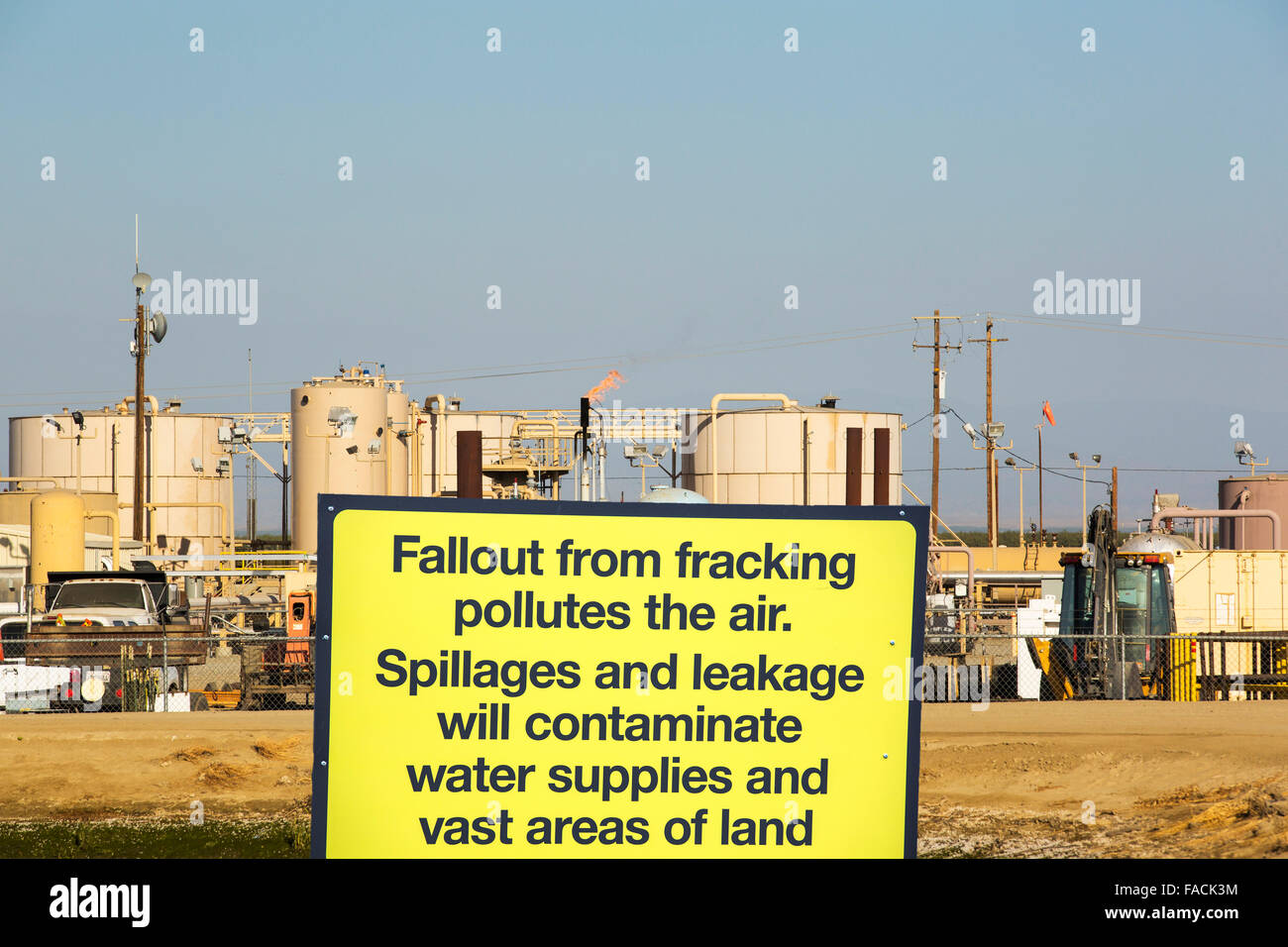 A fracking site being fracked near Wasco in California's Central Valley ...