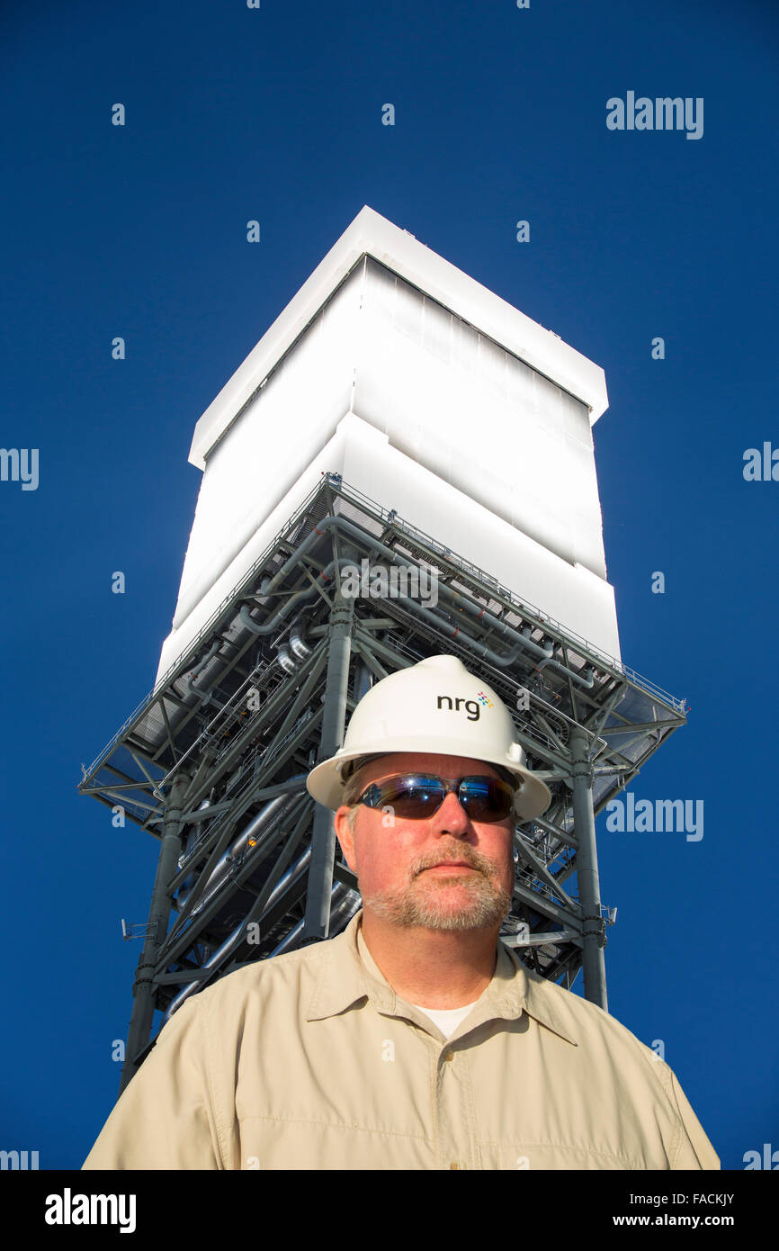 A solar tower at the Ivanpah Solar Thermal Power Plant in California''s ...