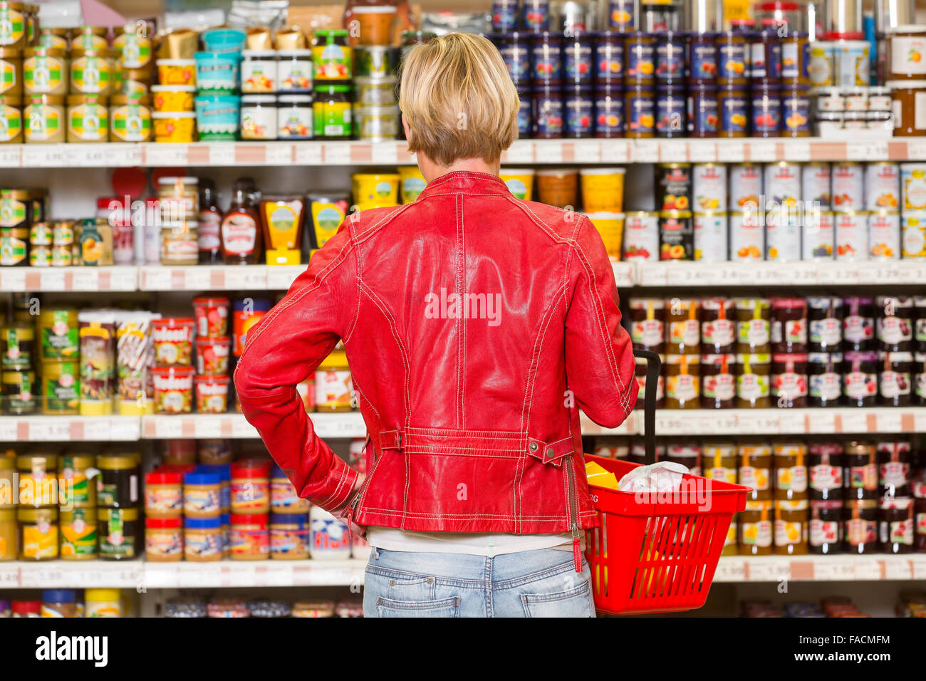 Woman product shelf supermarket hi-res stock photography and images - Alamy