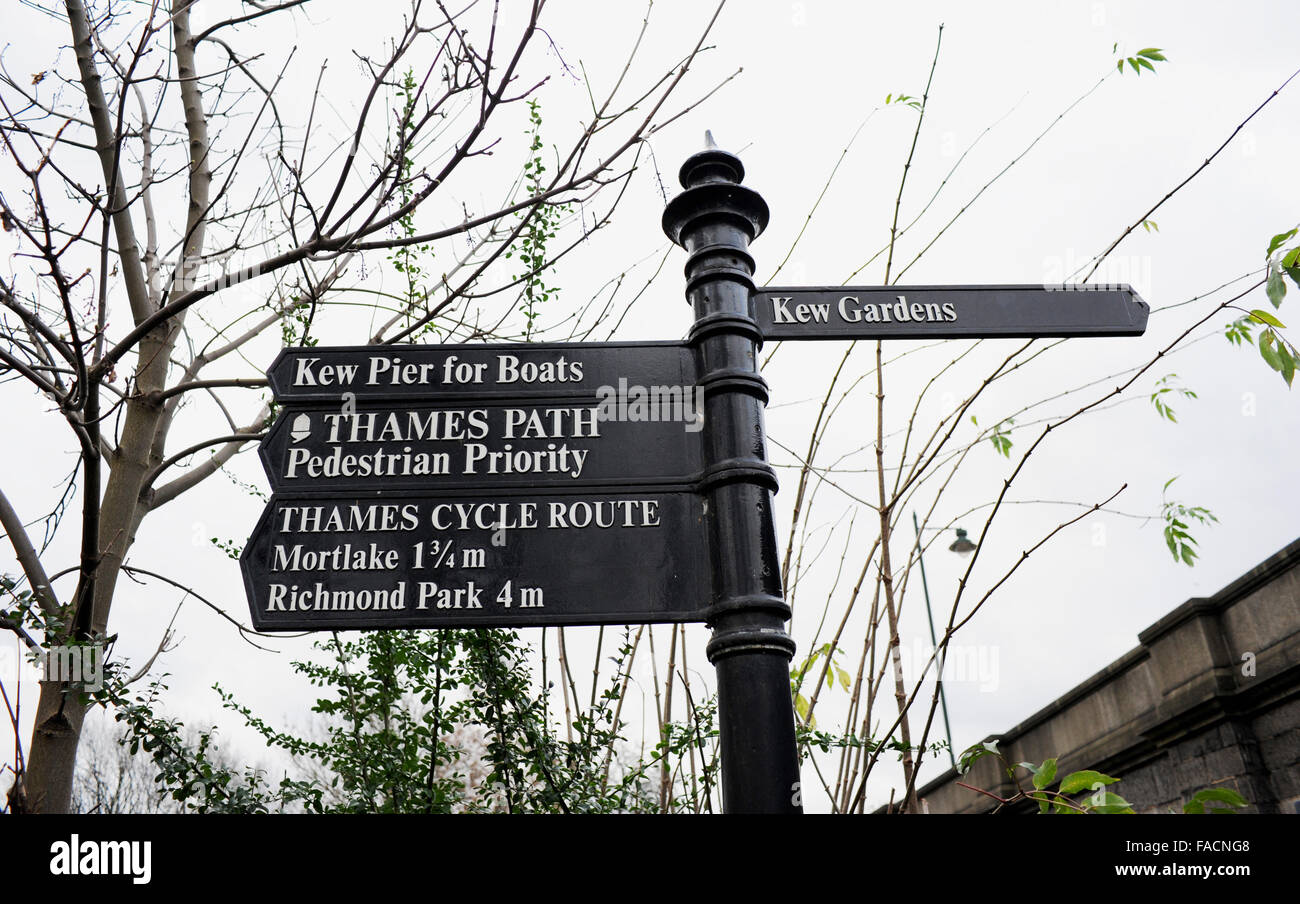 Kew sign hi-res stock photography and images - Alamy