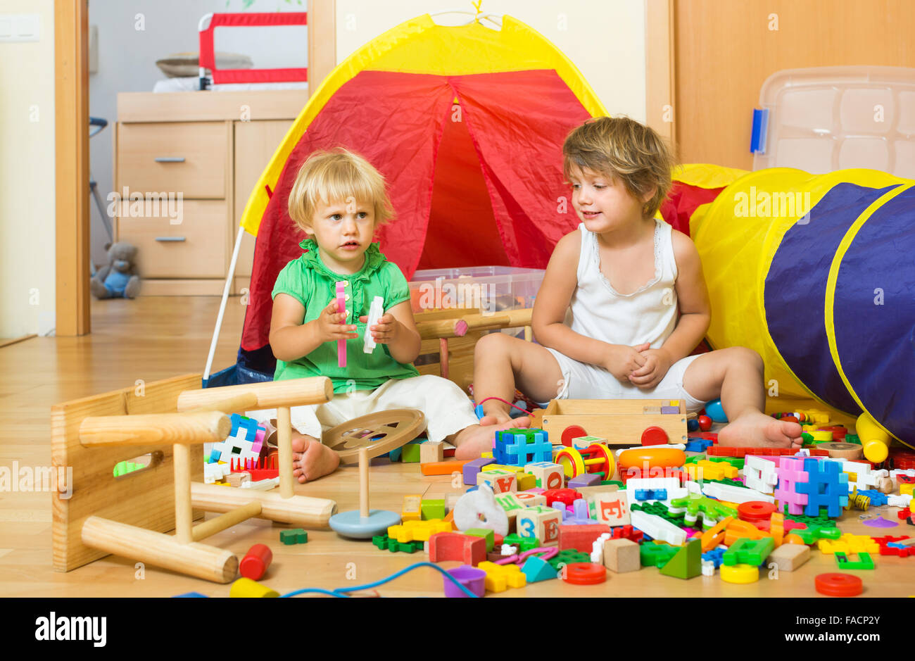 Kids playing erector set hi-res stock photography and images - Alamy