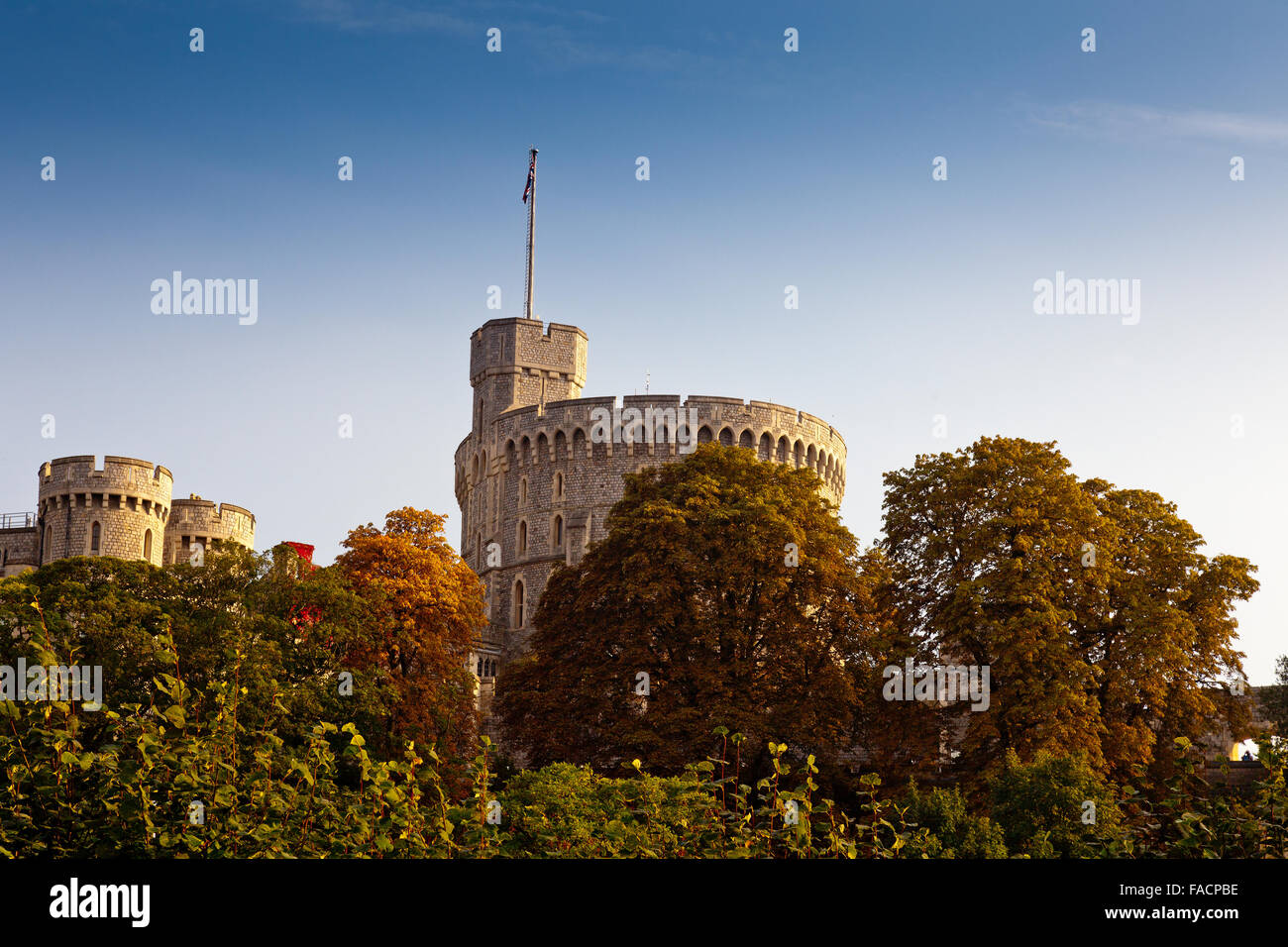 Windsor castle round tower hi-res stock photography and images - Alamy
