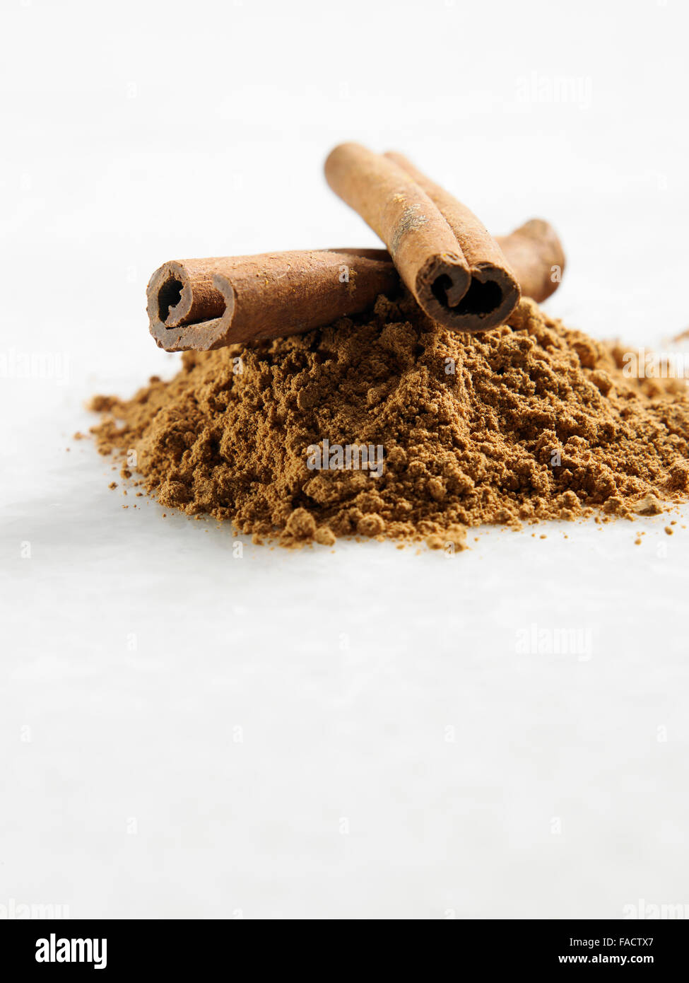 cinnamon stick and powder with copy space Stock Photo - Alamy