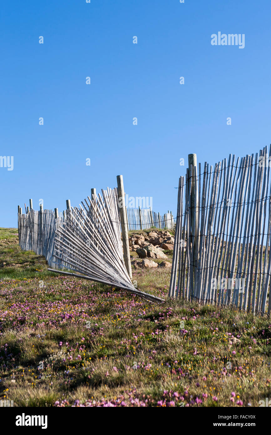 Broken fence hi-res stock photography and images - Alamy