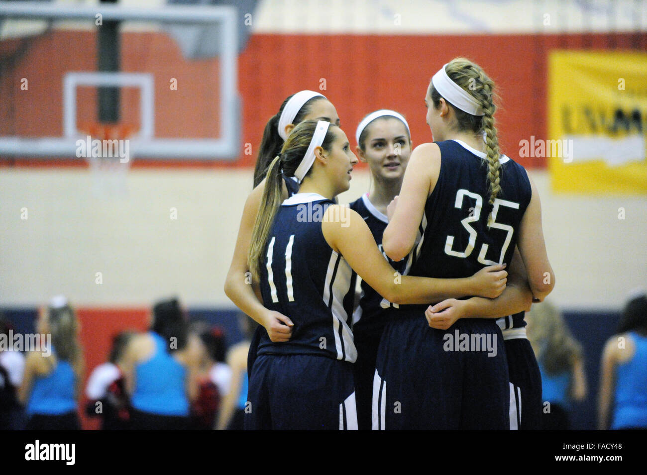 Team bonding hi-res stock photography and images - Alamy