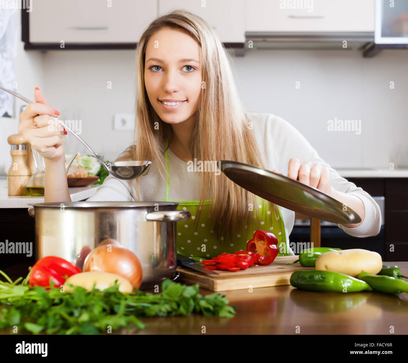 Ordinary woman cook pan hi-res stock photography and images - Alamy