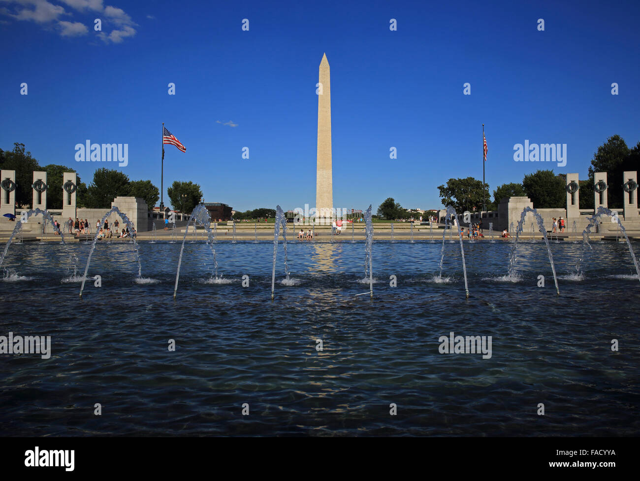The Washington Monument from the World War II Memorial in Washington DC ...