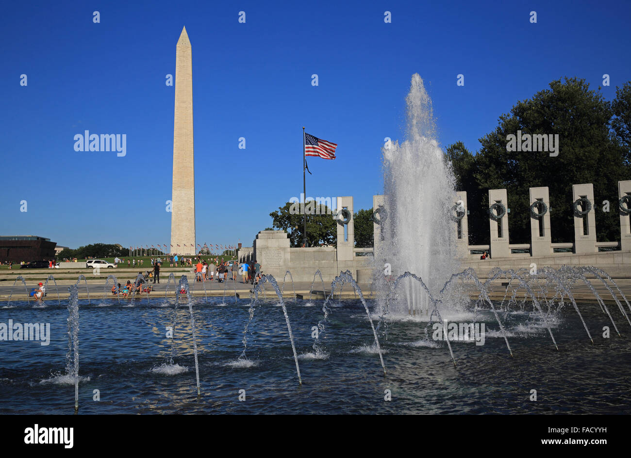 The Washington Monument from the World War II Memorial in Washington DC ...