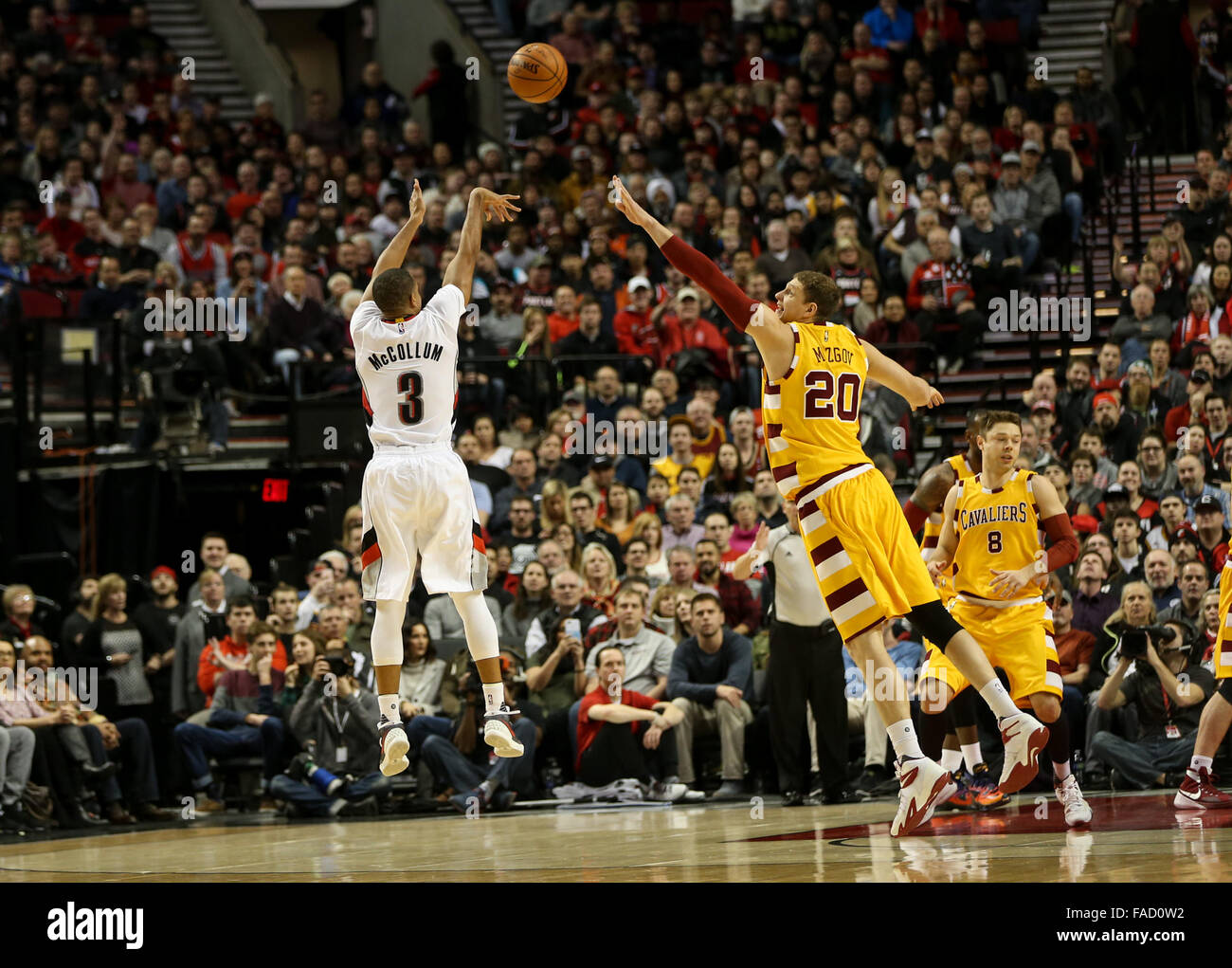 Portland, Oregon, USA. 26th December, 2015. ALLEN CRABBE (23) shoots a ...