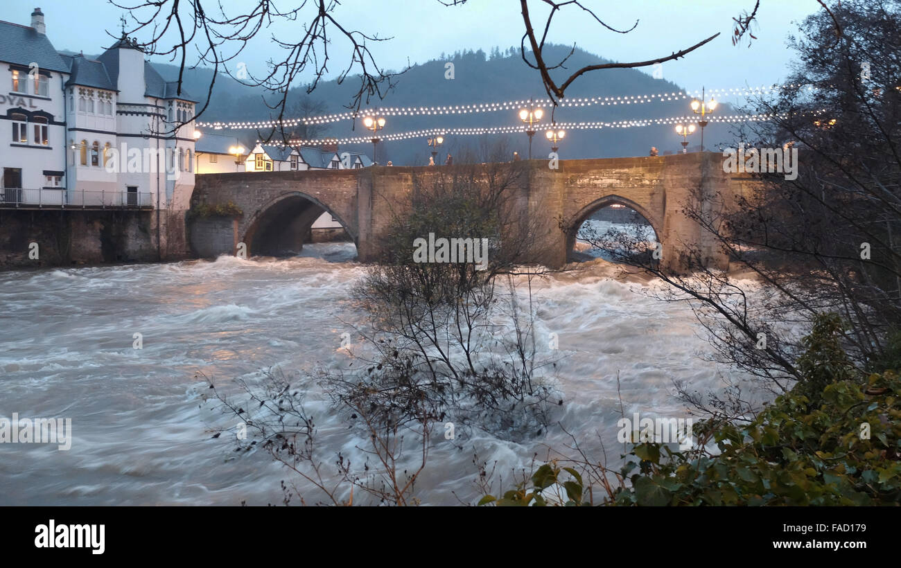 Llangollen, Wales, UK. 27th December, 2015. The River Dee at Llangollen ...
