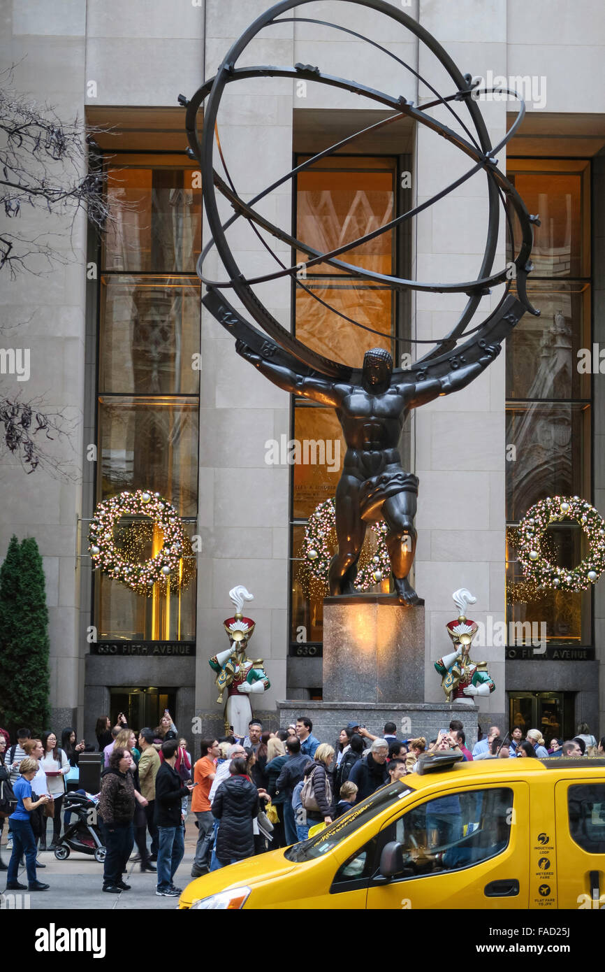 Atlas Statue in Rockefeller Center, NYC Stock Photo - Alamy
