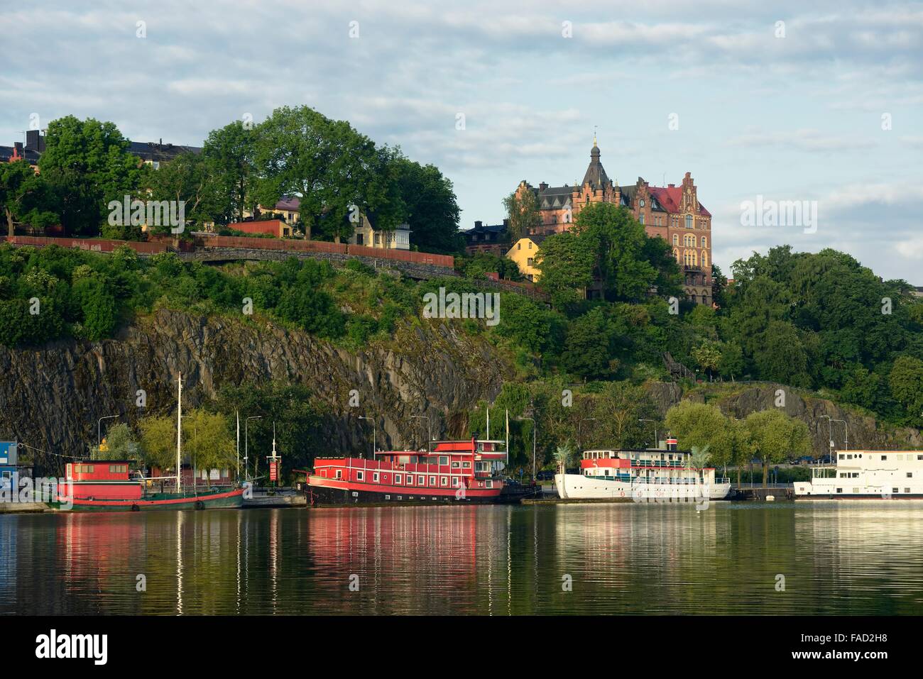 Boats embankment hi-res stock photography and images - Alamy