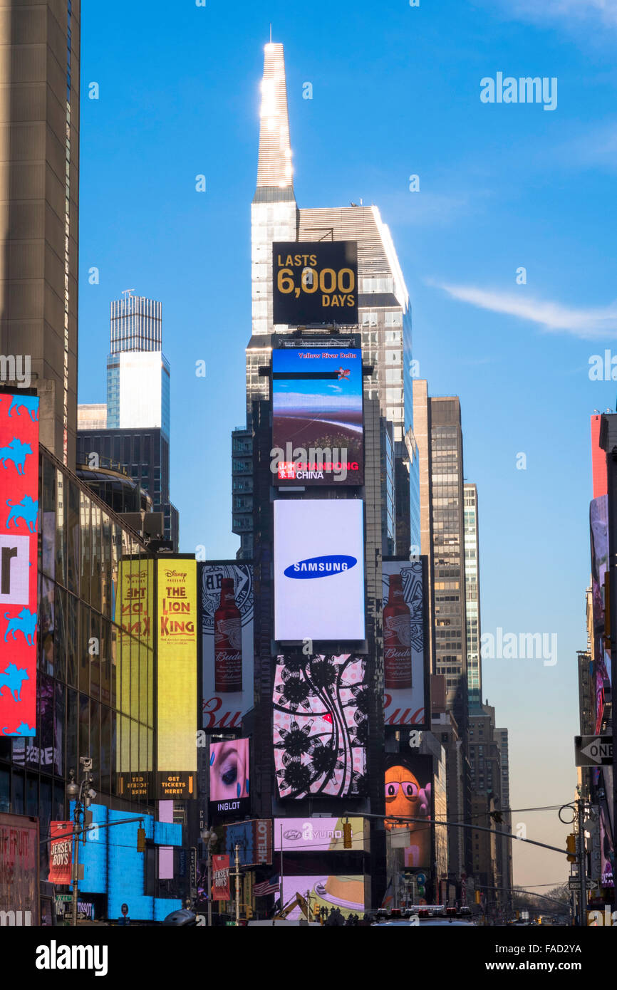 Times square displays hi-res stock photography and images - Alamy