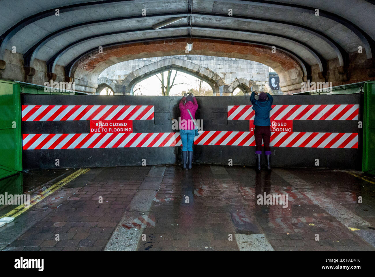 York flood defence barrier hi-res stock photography and images - Alamy
