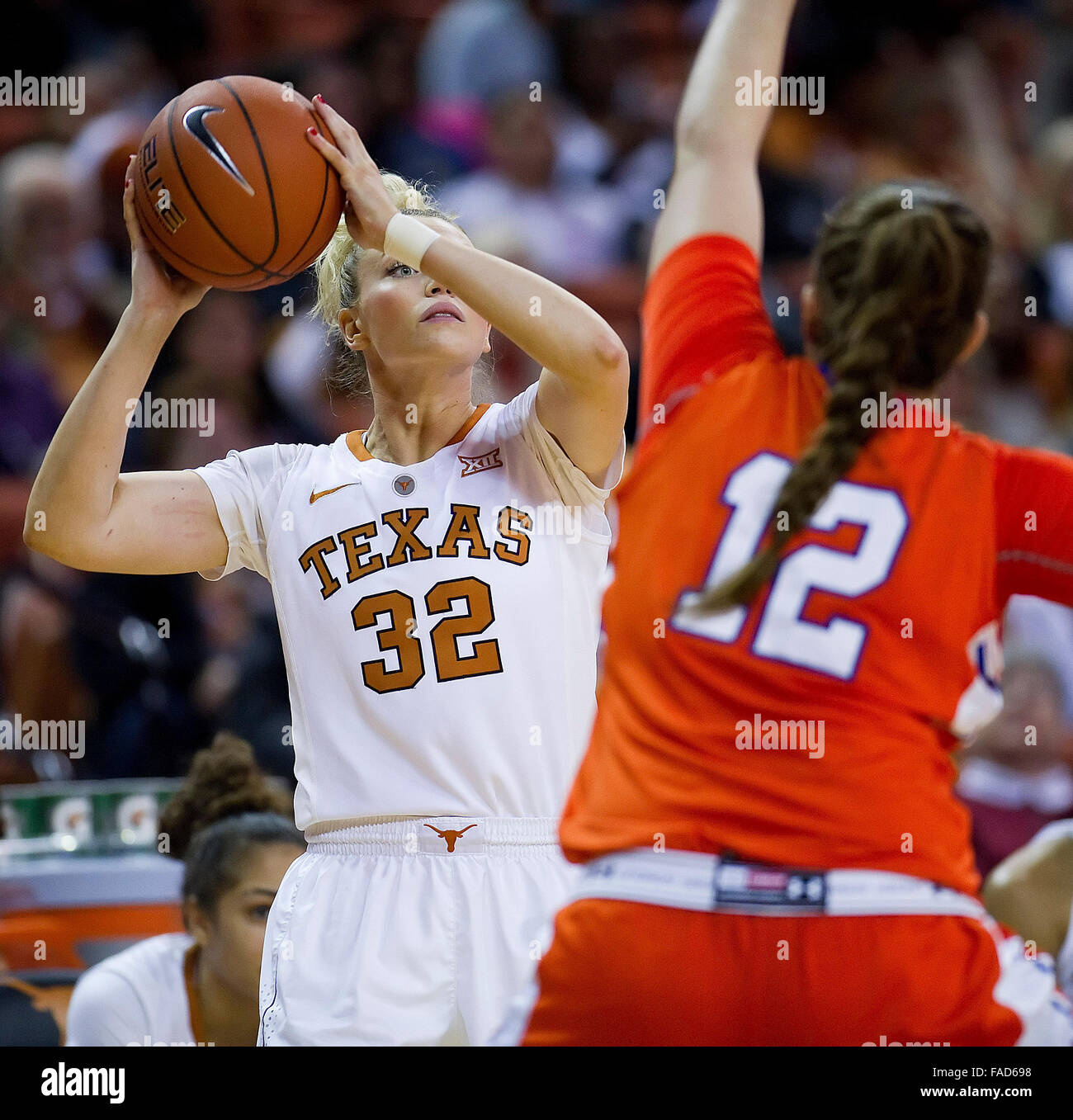 December 27, 2015: Texas Longhorns Brady Sanders #32 in action during ...