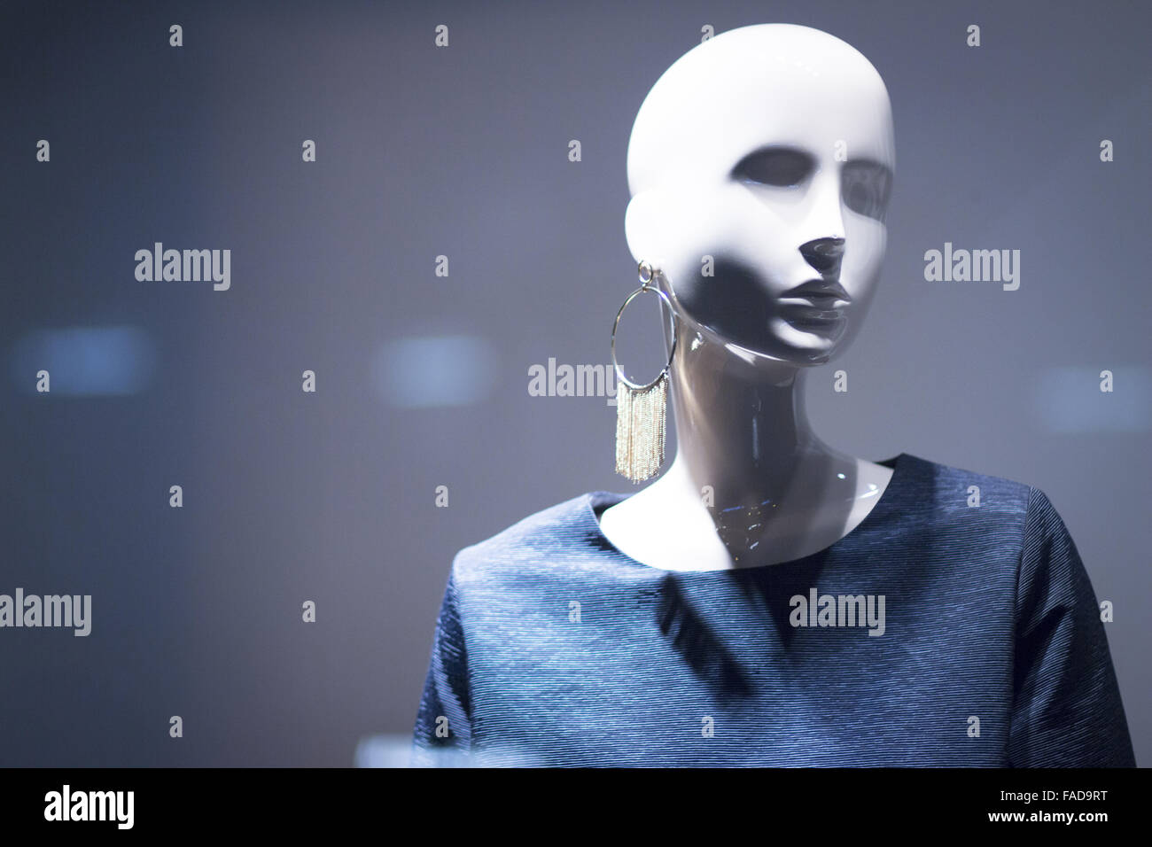 Female shop dummy fashion mannequin in department store boutique window ...