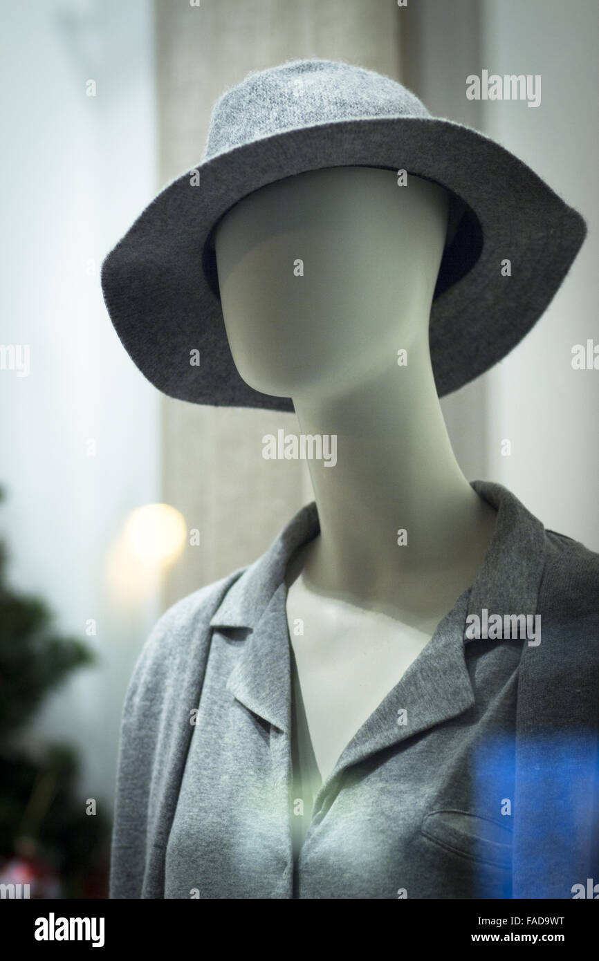 Female shop dummy fashion mannequin in department store boutique window ...