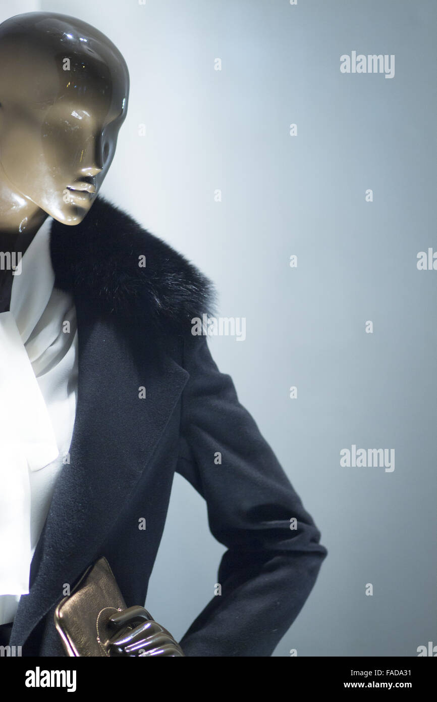 Female shop dummy fashion mannequin in department store boutique window ...