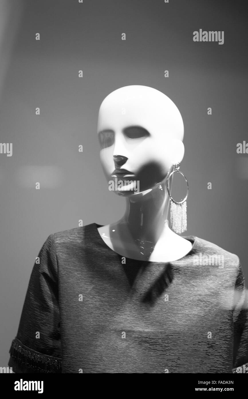 Female shop dummy fashion mannequin in department store boutique window ...