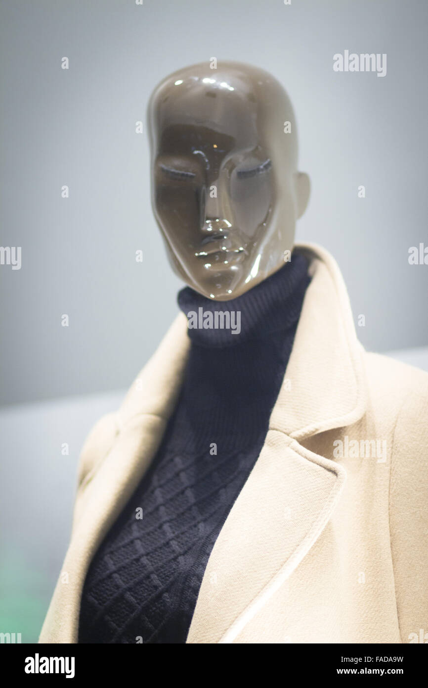 Female shop dummy fashion mannequin in department store boutique window ...